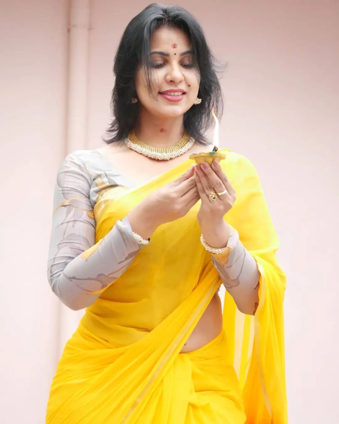 Diwali HD Images of Girls With Diya - Best Diwali Images